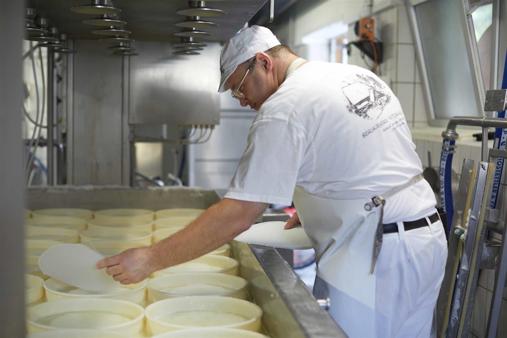Swiss Cheesemaker Wins World Championship Cheese Contest 2024 - SWISS ...
